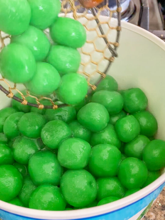 How To Make Pandan Flavored Glutinous Rice Balls (Bilo Bilo ...