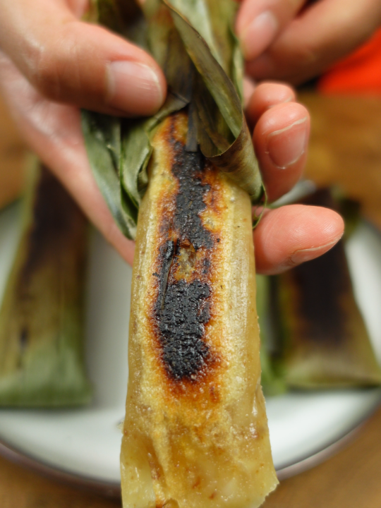 Tupig (Roasted Sticky Rice) - Jeanelleats Food and Travel Blog